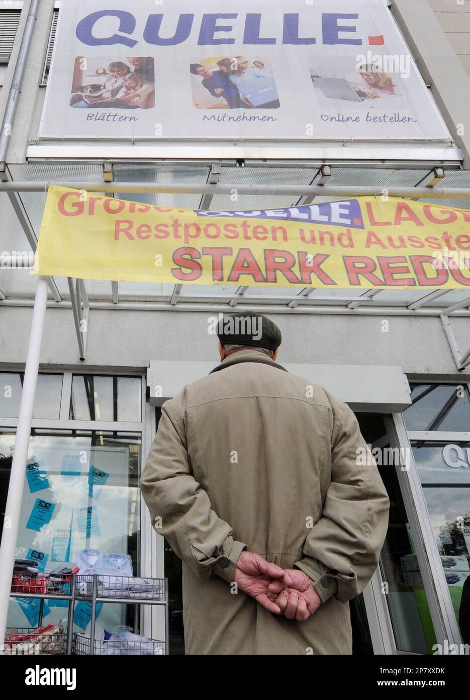 Ein Mann wartet am Donnerstag, 22. Oktober 2009, vor einem Quelle ...