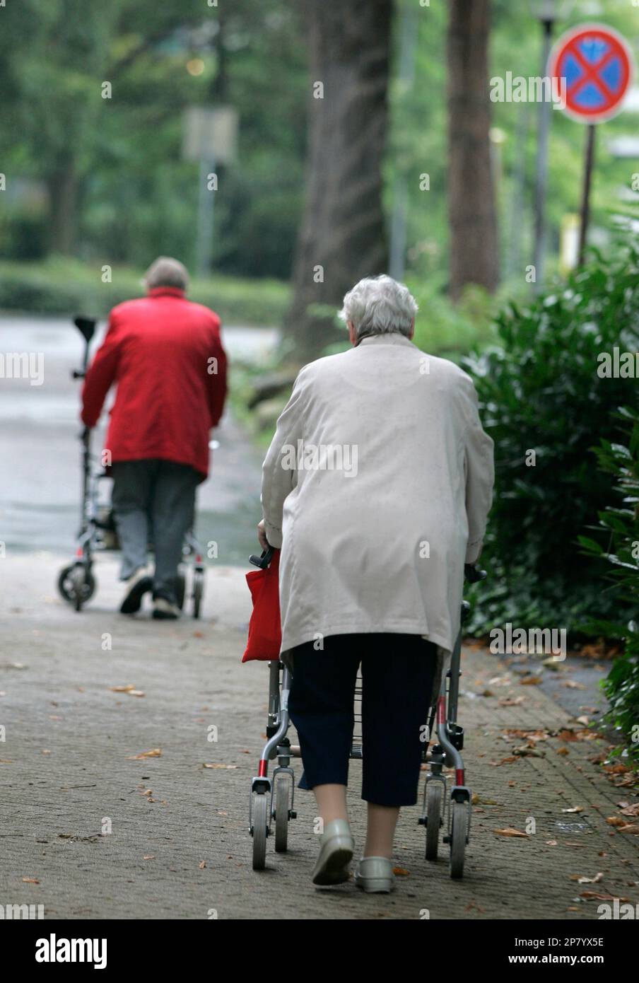 ARCHIV - Rentner schieben am 23. Juli 2009 mit ihre Rollatoren durch ...