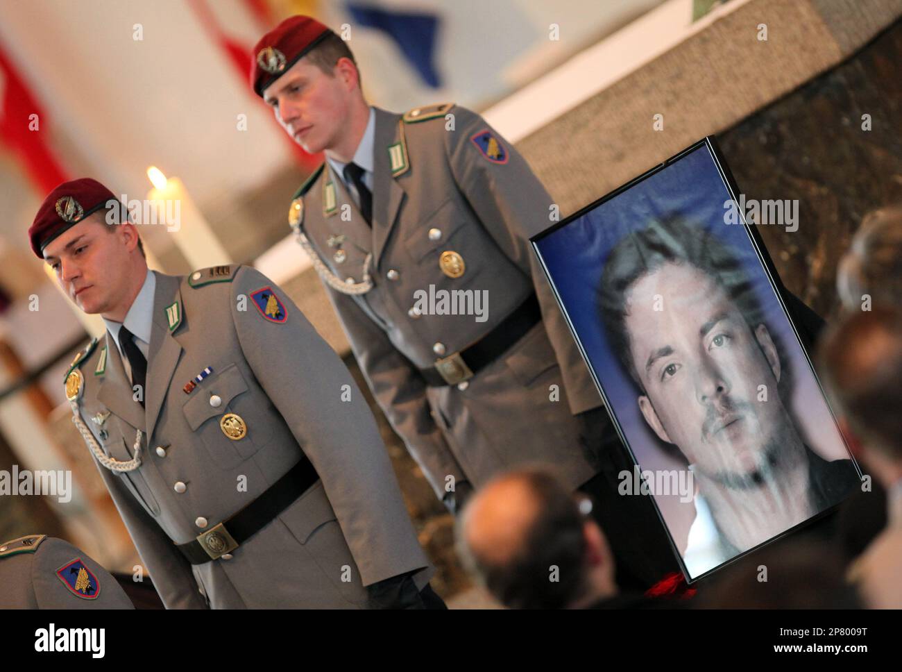 Soldaten stehen neben einem Foto des verstorbenen Bundeswehrsoldaten ...