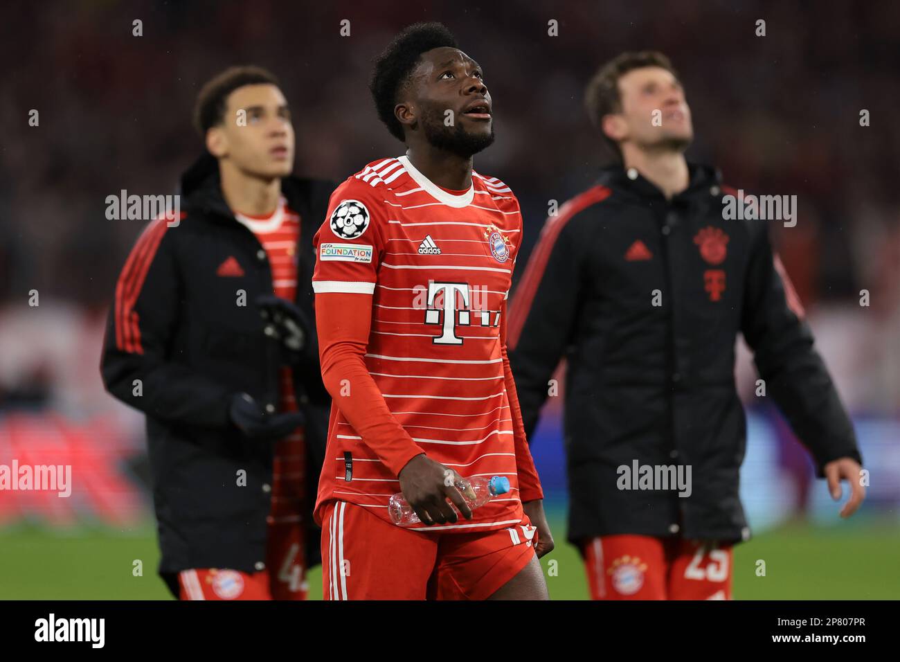 München, Deutschland. 8. März 2023. Alphonso Davies, Jamal Musiala und ...