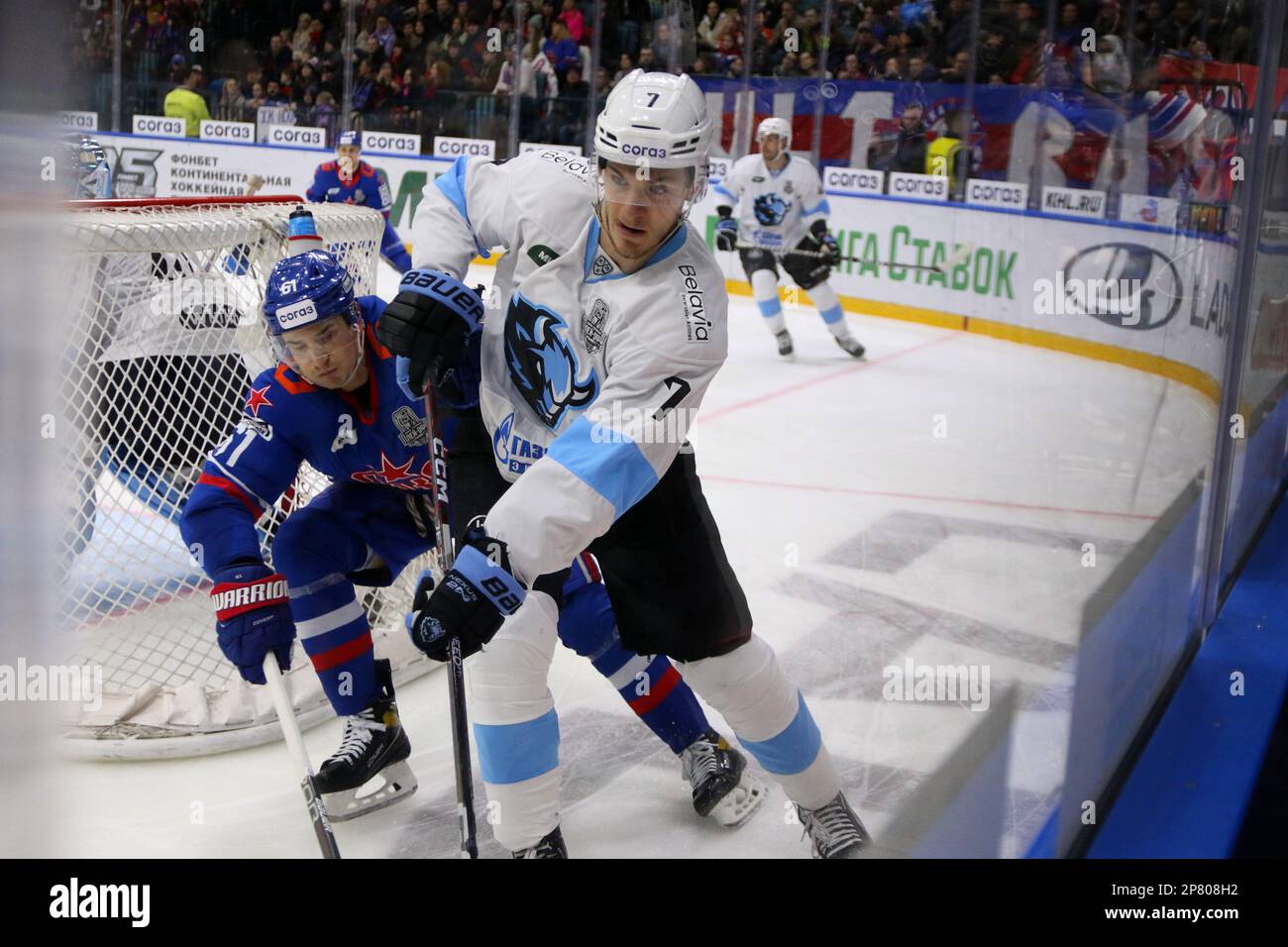 Dinamo Hockey Club-Spieler, Dmitriy Deryabin (Nr. 7) und SKA Hockey Club-Spieler Marat ...