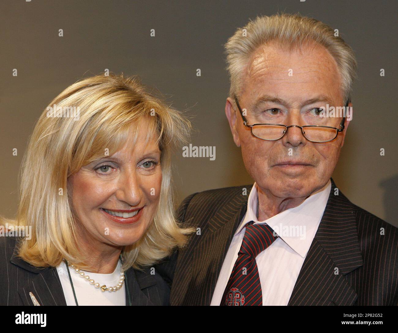 ARCHIV - Eduard Zimmermann, rechts, frueherer Moderator der ZDF-Reihe ...