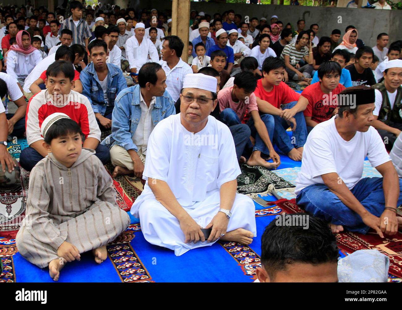 Ibrahim Murad, center, head of the Muslim rebel group Moro Islamic ...