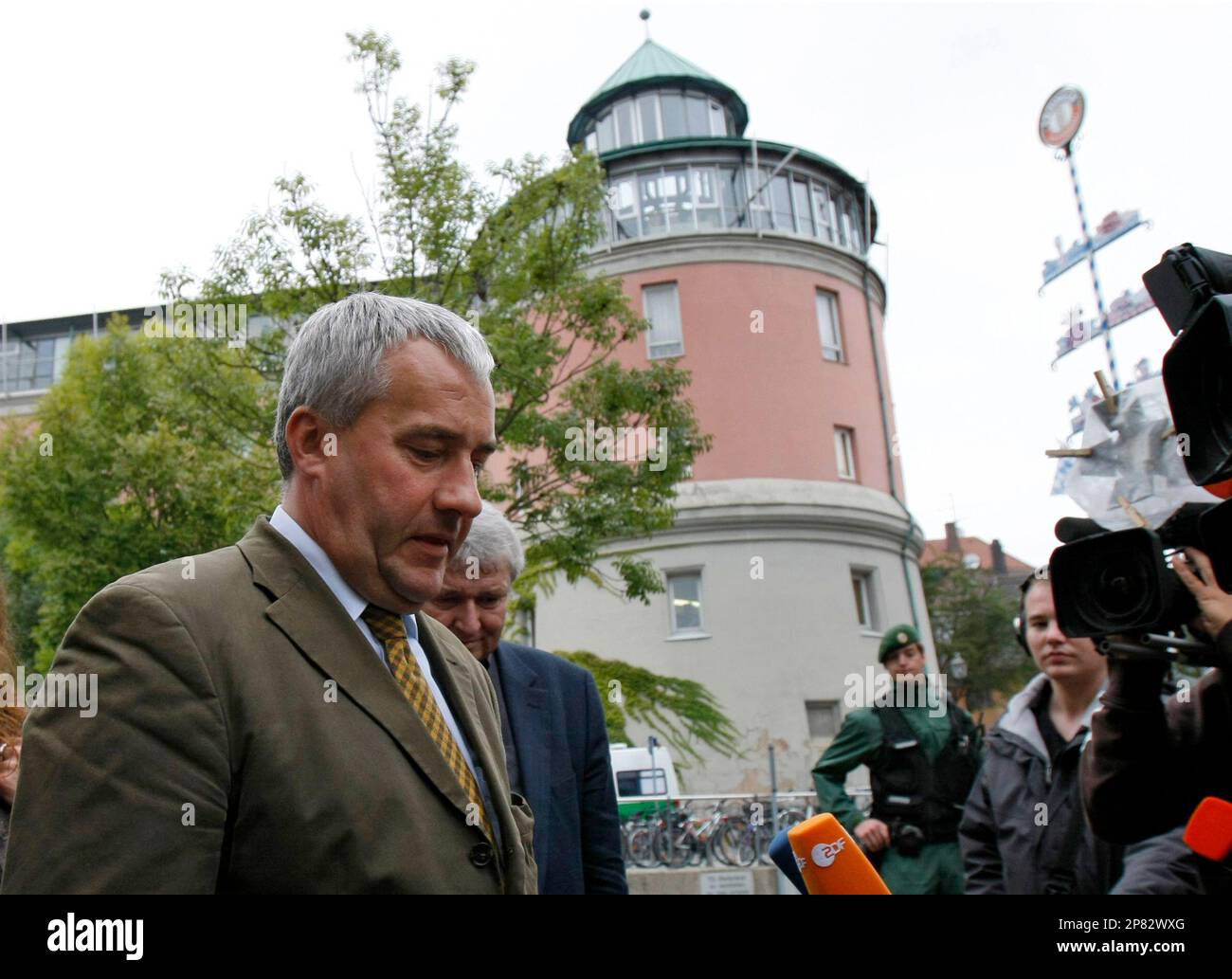 Bayerns Kultusminister Ludwig Spaenle, links, steht am Donnerstag, 17 ...