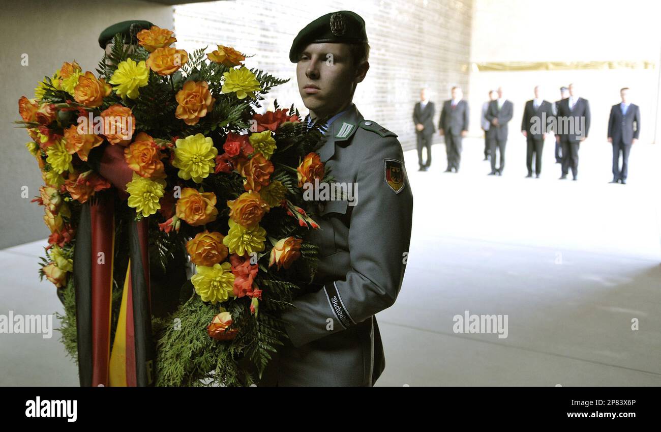 Soldaten legen am Dienstag, 8. September 2009, in Berlin bei der ...