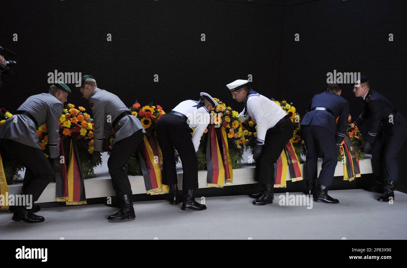 Soldaten legen am Dienstag, 8. September 2009, in Berlin bei der ...