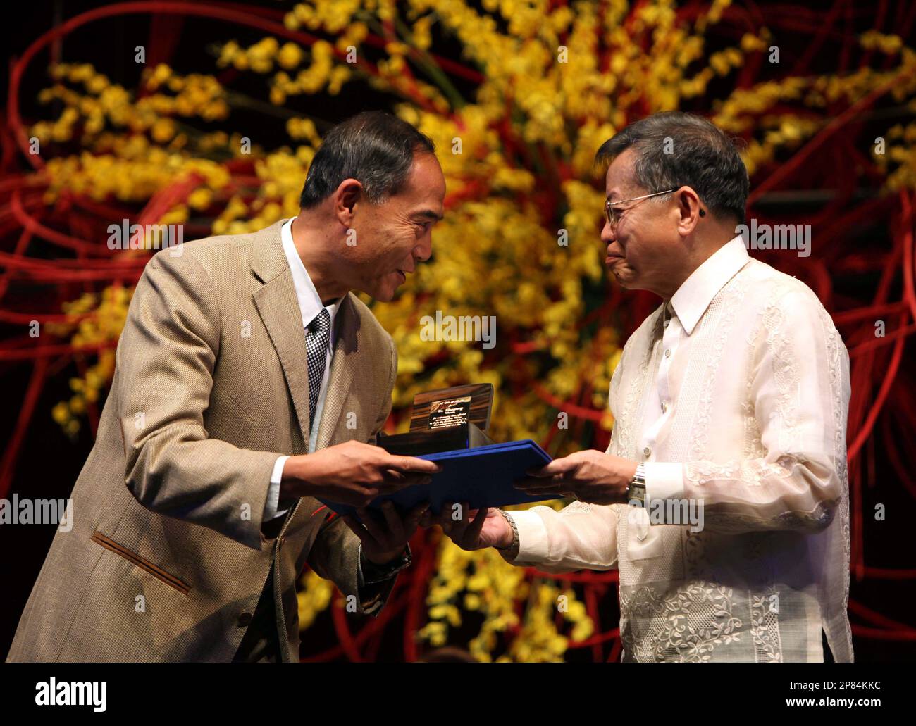 Yu Xiaogang of China, left, a 2009 Ramon Magsaysay awardee, Asia's ...