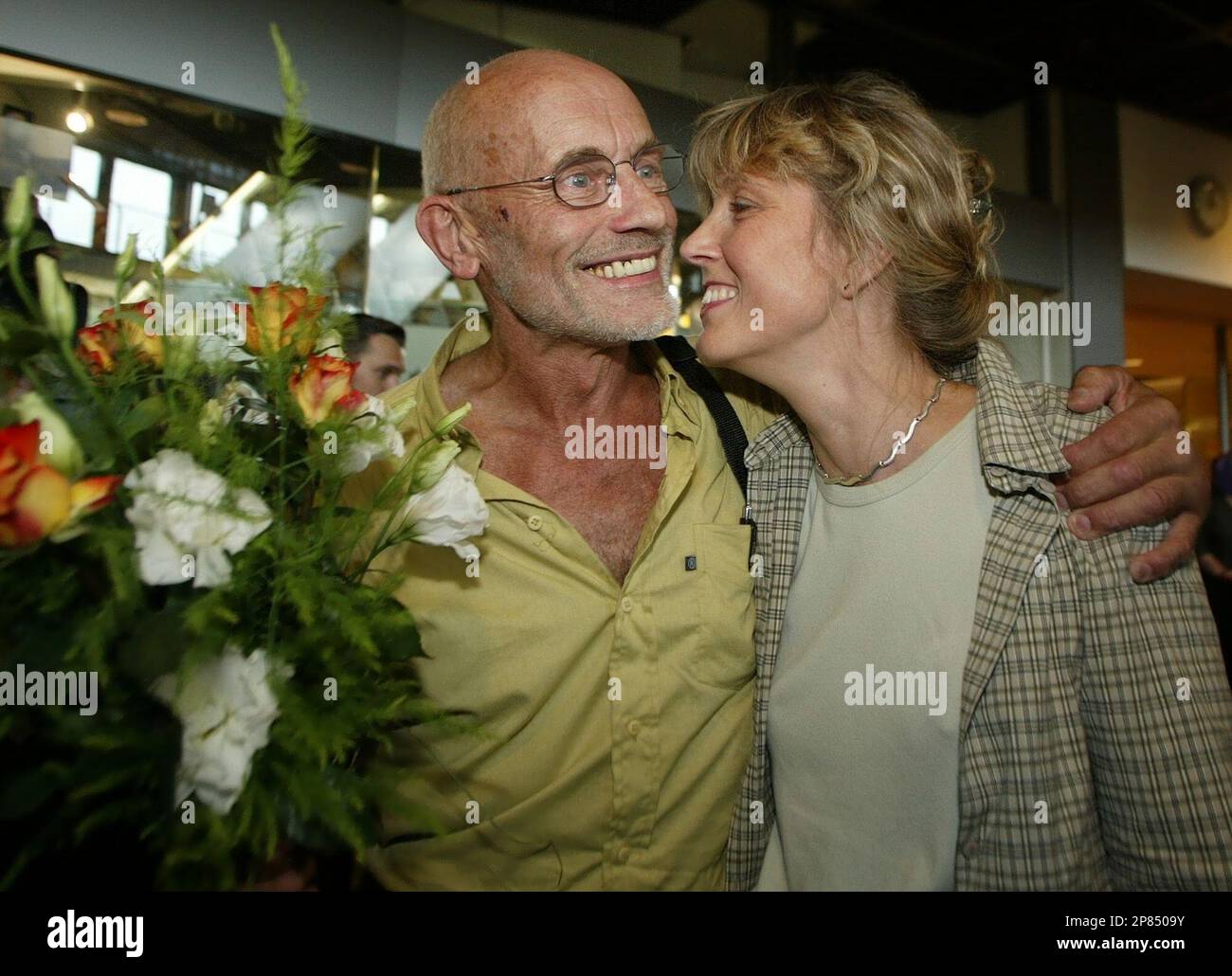 ARCHIV - Der Abenteurer Ruediger Nehberg, links, wird nach seiner ...
