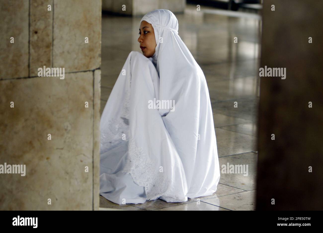 An Indonesian Muslim woman prays at Istiqlal mosque in Jakarta ...