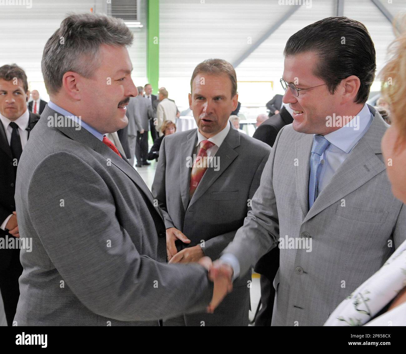 Bundeswirtschaftsminister Karl-Theodor zu Guttenberg, rechts, begruesst ...