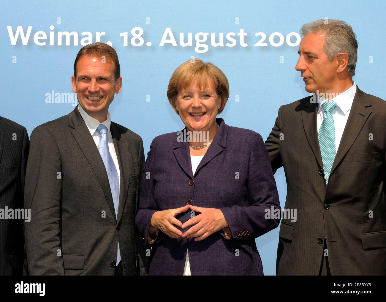 Bundeskanzlerin Angela Merkel, CDU, Mitte, steht am Dienstag, 18 ...