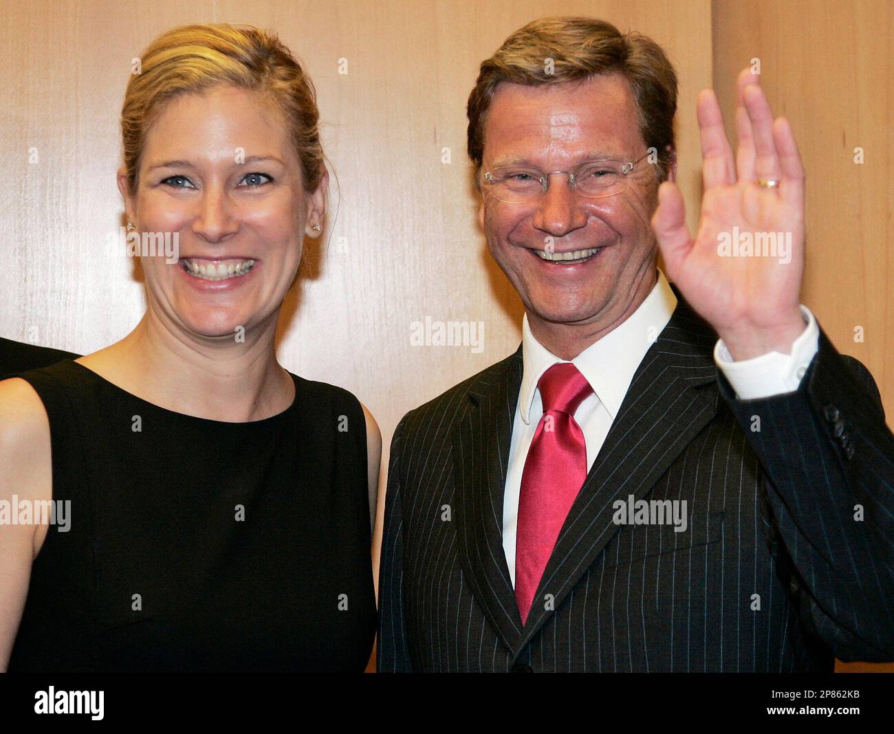Der FDP-Vorsitzende Guido Westerwelle, rechts, und die ...