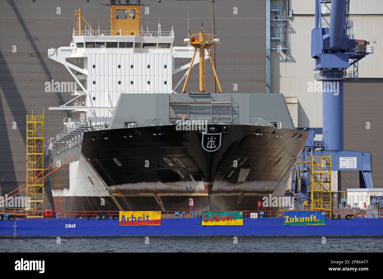 ARCHIV - Ein im Rohbau fertiggestellter Containerfrachter vom Typ ...