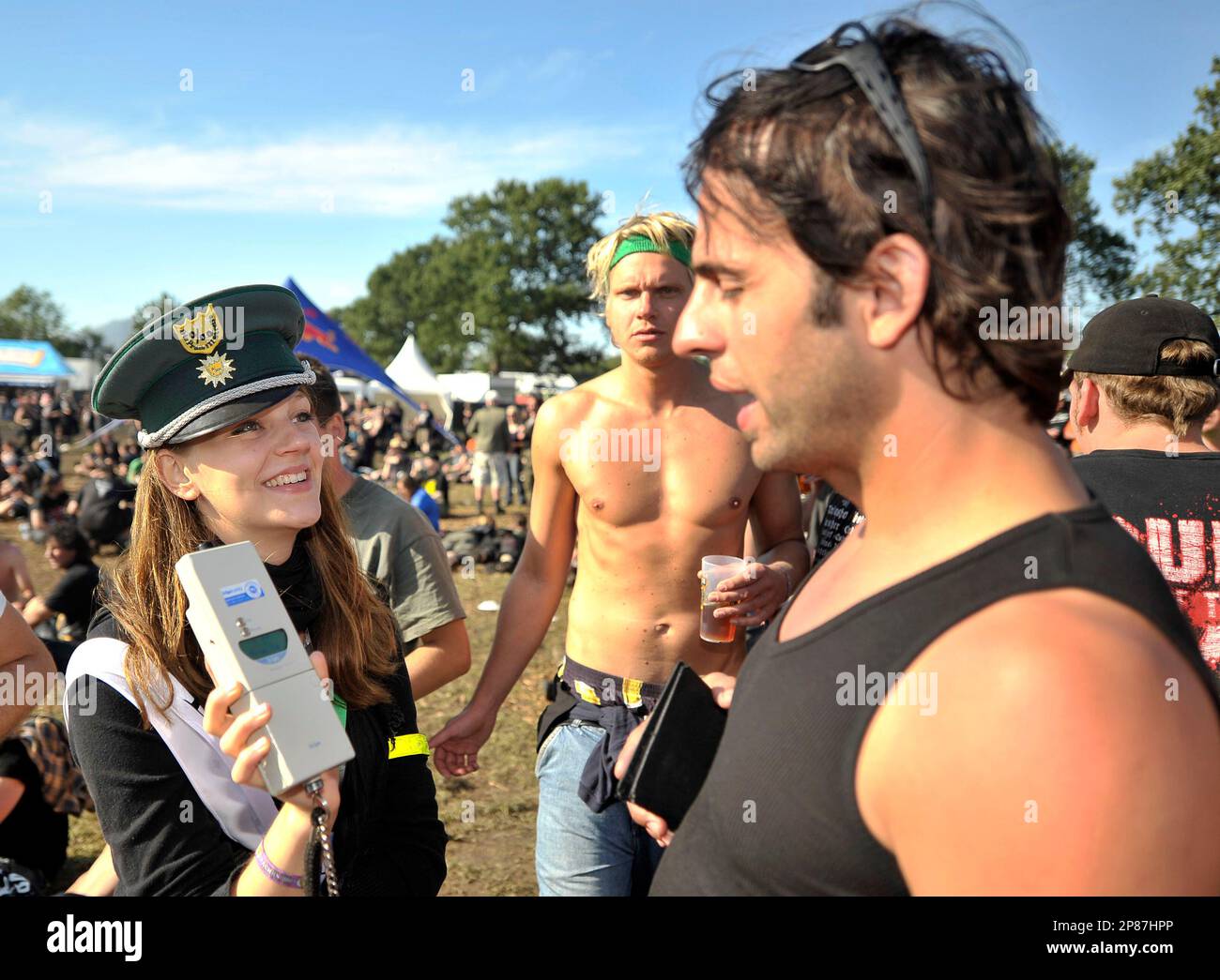 Besucher des Wacken Open Air machen am Freitag, 31. Juli 2009 vor den ...
