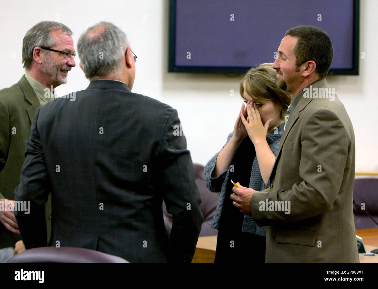 From right, Carl Brent and Raylene Worthington talk with defense ...