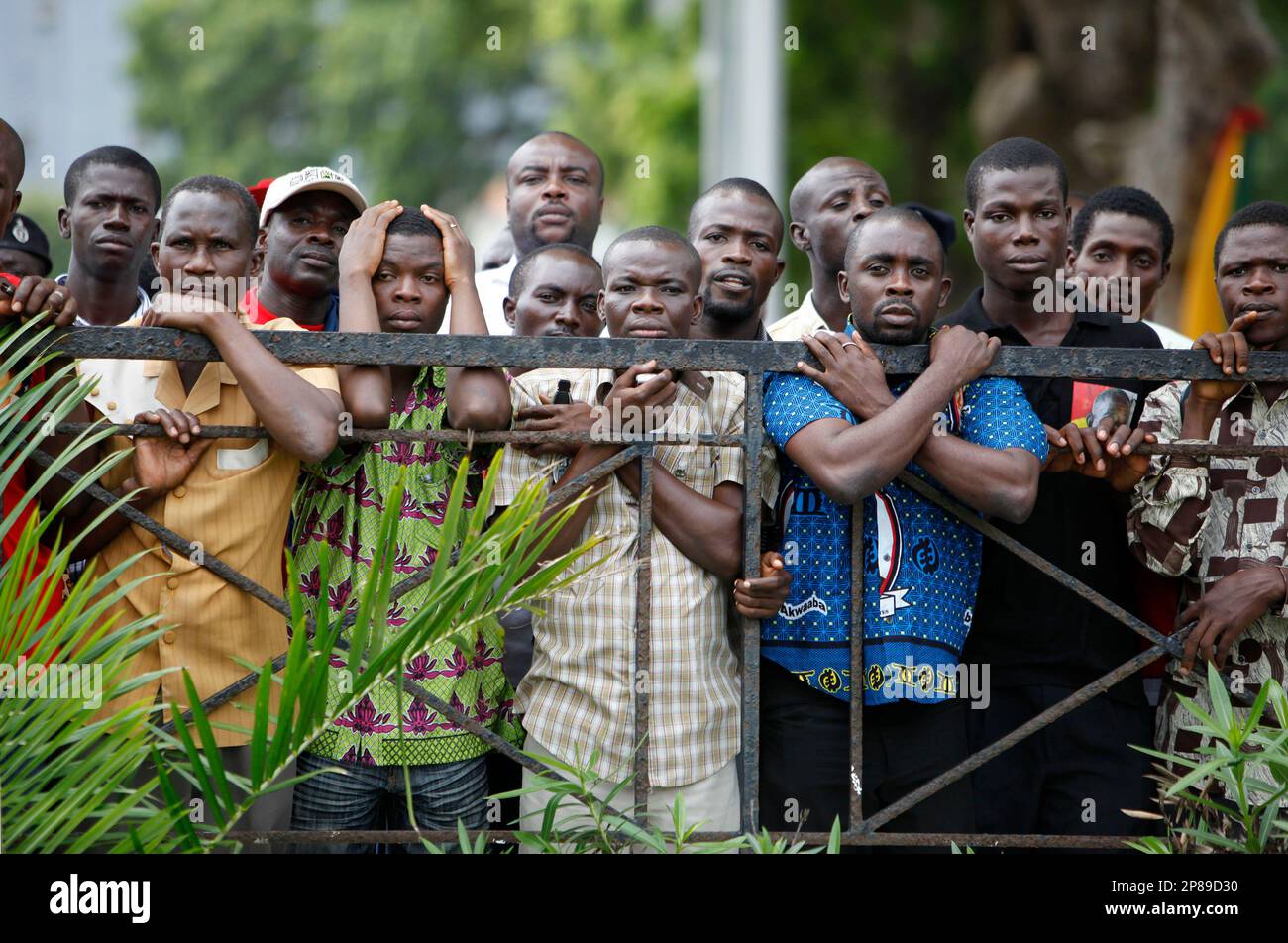 Ghanaians await the arrival of the convoy of U.S. President Barack ...