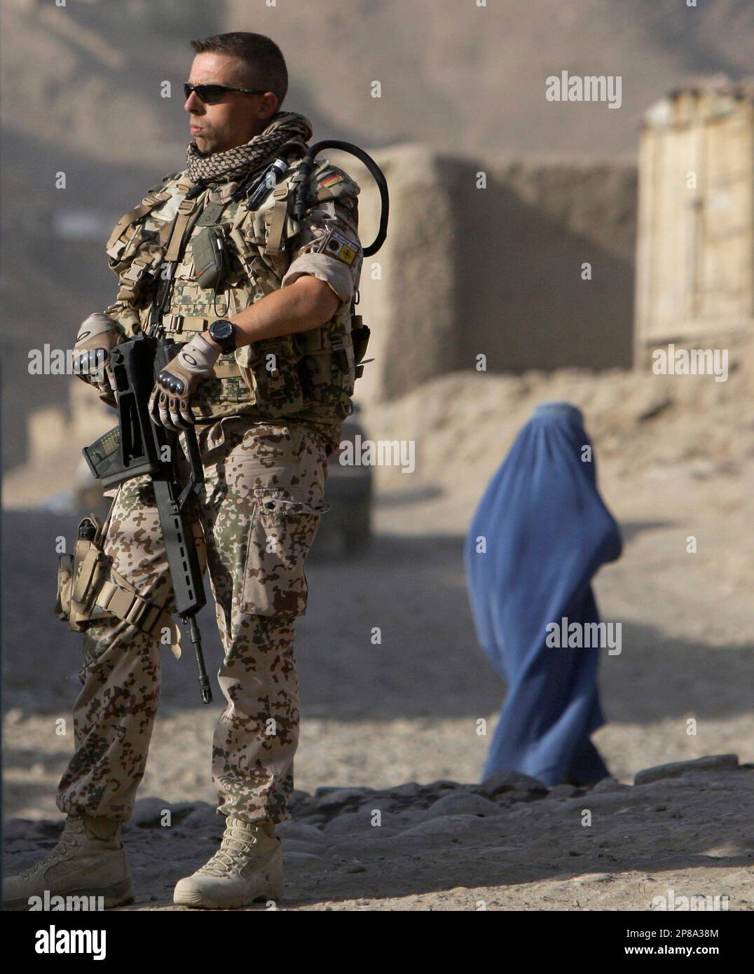 ARCHIV - Ein ISAF-Soldat der Bundeswehr patrouilliert am 1. Oktober ...