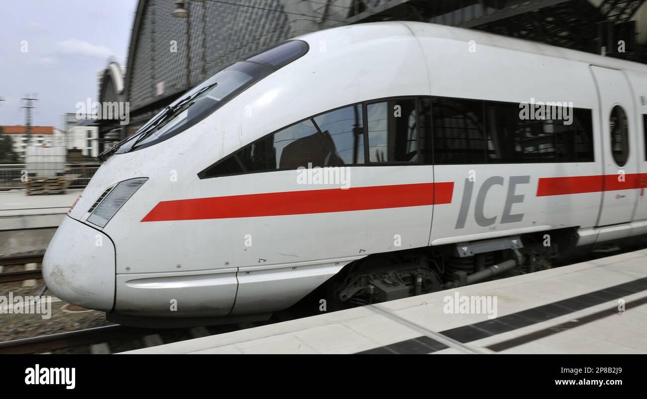 ARCHIV - Ein Intercity Express ICE faehrt am 15. Juni 2009 aus dem ...
