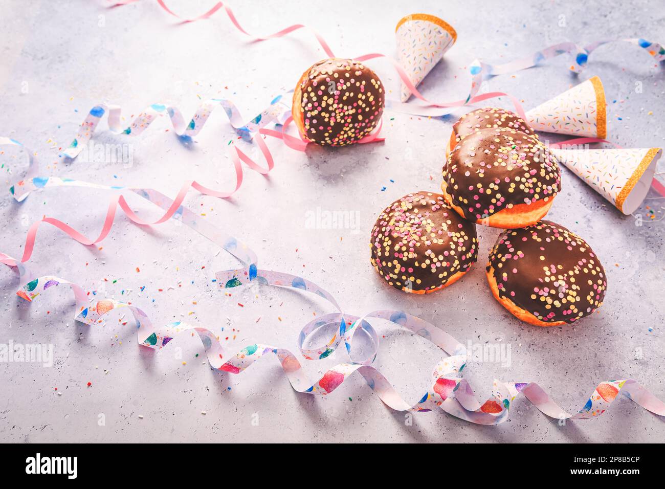 Schokoladen-Berliner-Gebäck für Karneval und Party. Deutsche Krapfen ...