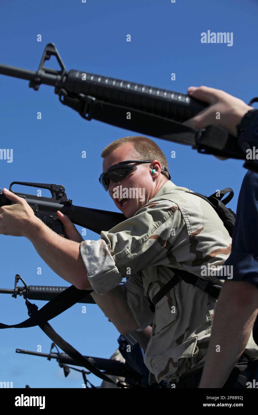 Gunners Mate Second Class Justin Travis from Engelwood, Ohio trains US ...