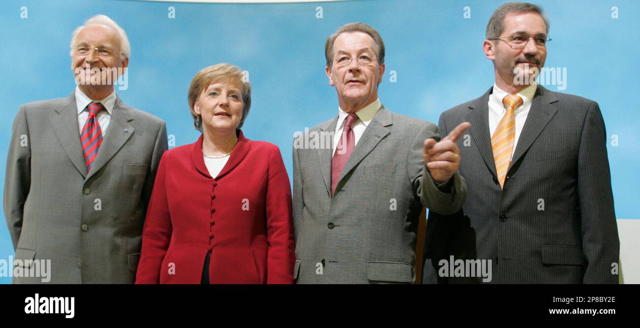 FILE - Die designierte Bundeskanzlerin Angela Merkel, 2.v.l., der SPD ...