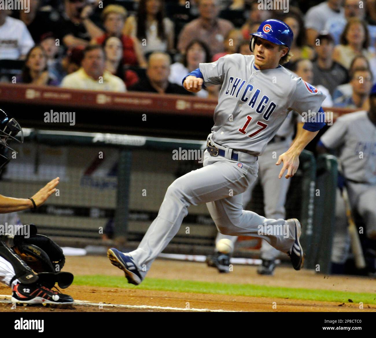 Chicago Cubs' Mike Fontenot (17) races the ball into home plate and ...