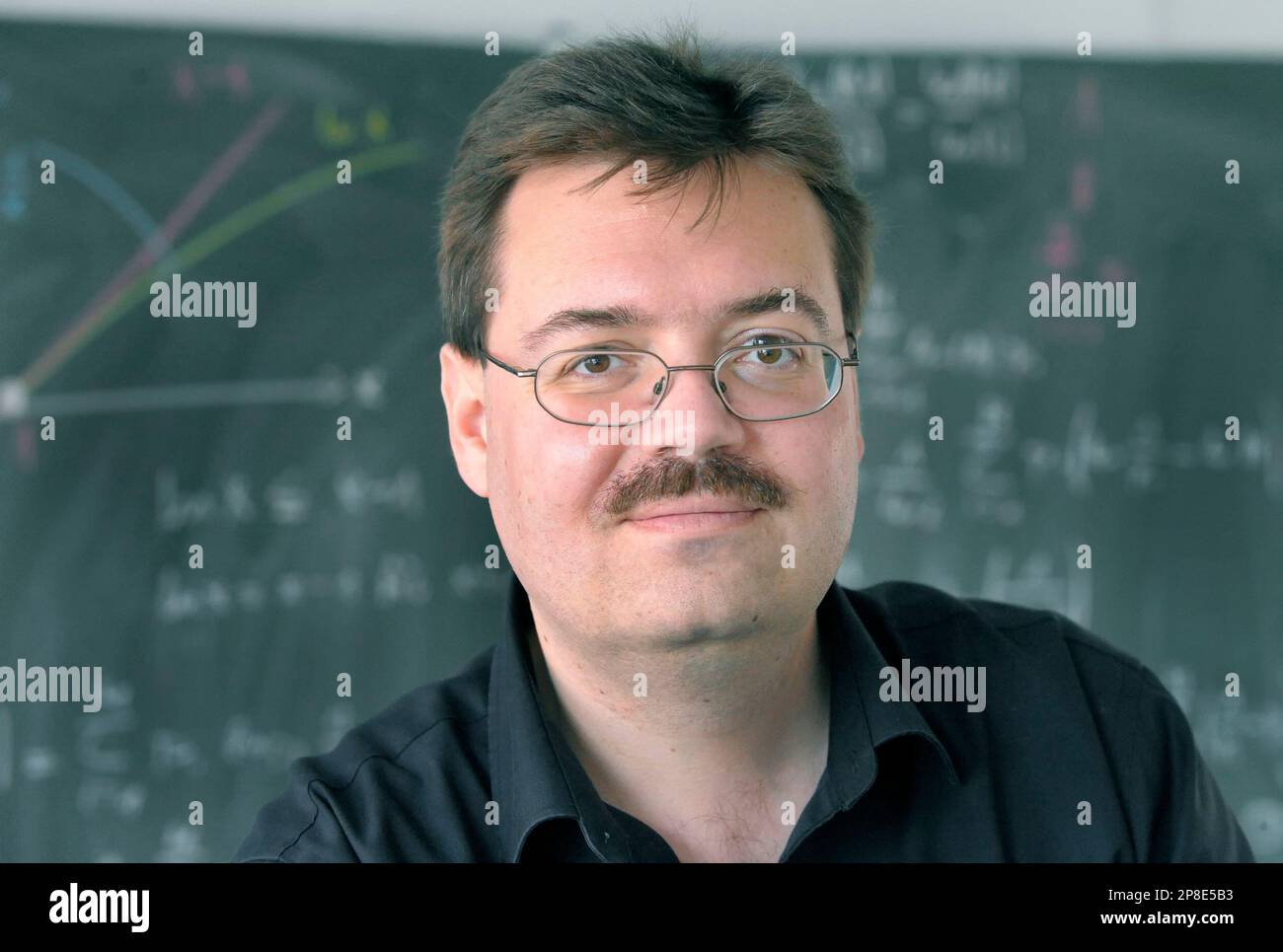 Oliver Ullrich, Professor fuer Weltraum Biotechnologie, steht am ...