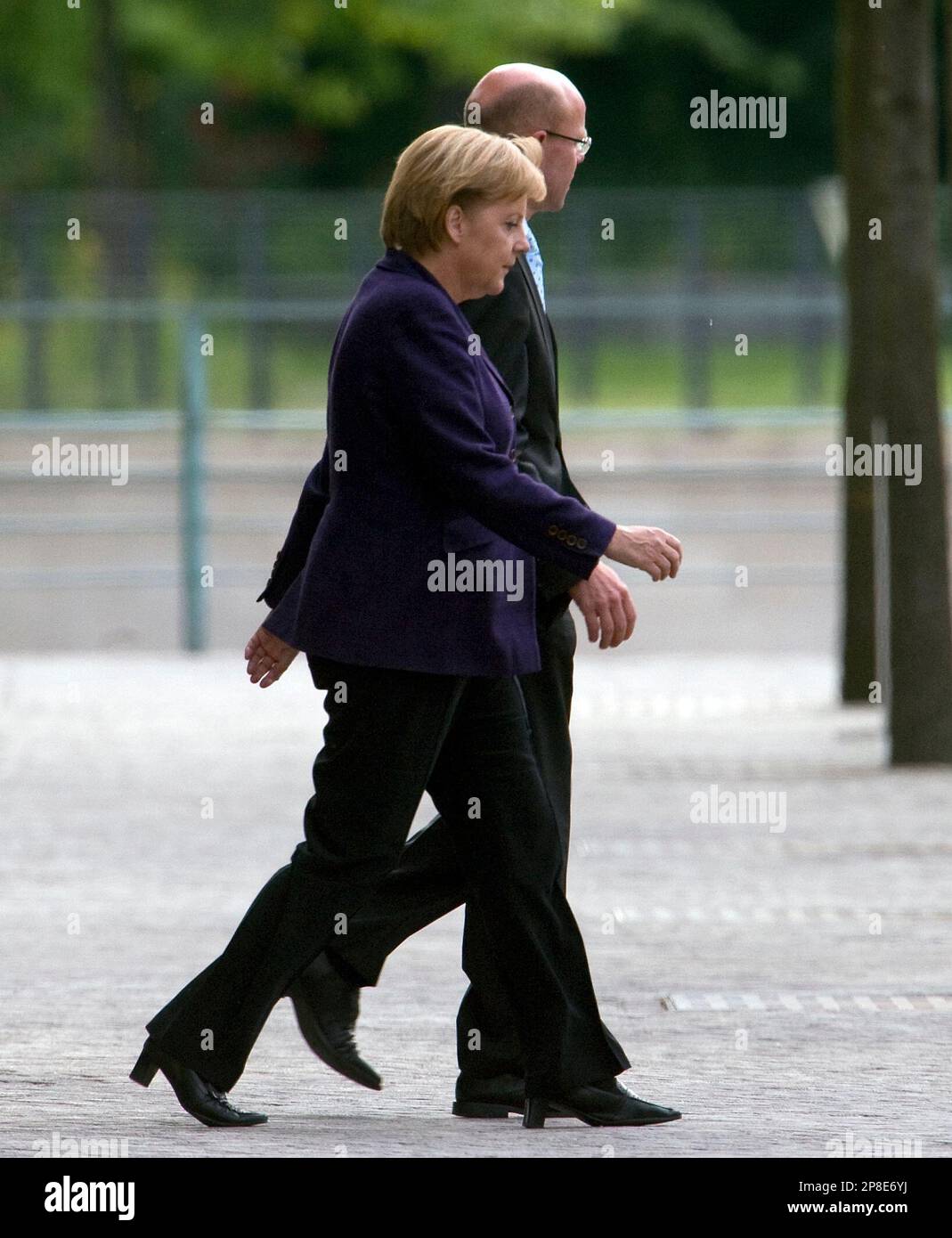 Bundeskanzlerin Angela Merkel, vorne, und Vize Regierungssprecher ...