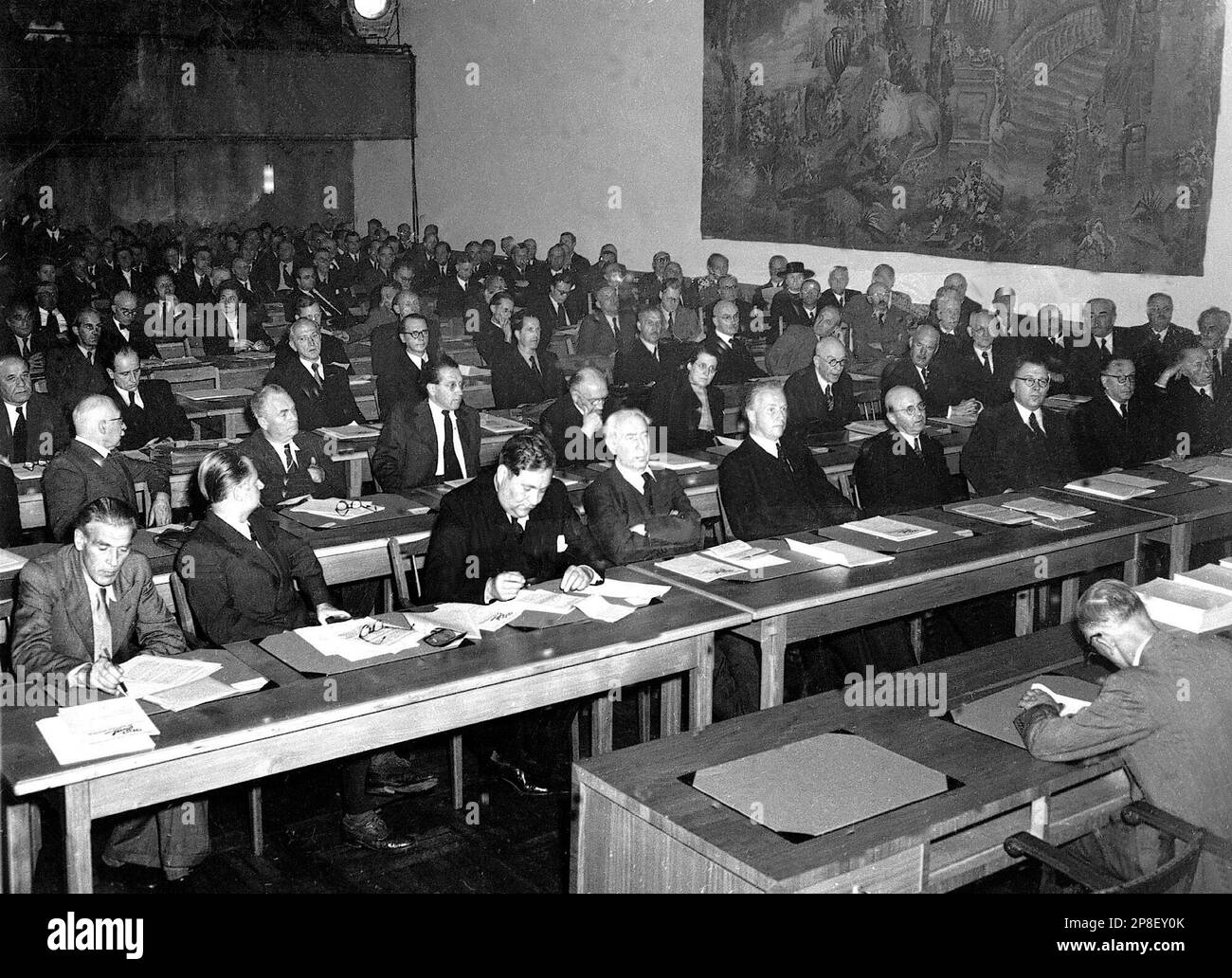 ** ARCHIV ** Erste Tagung des parlamentarischen Rates in Bonn. Am ...