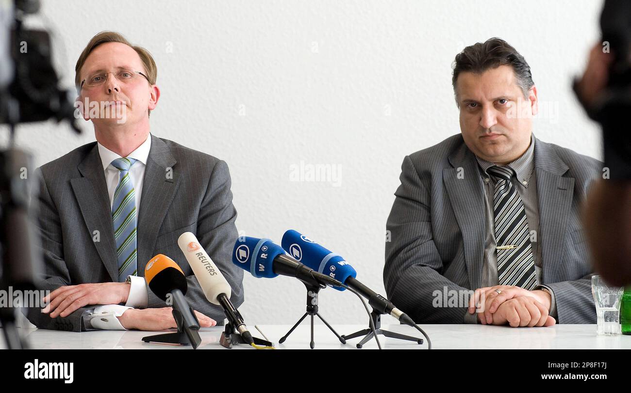 Der Insolvenzverwalter Biner Baehr, links, und Betriebsratsvorsitzender ...