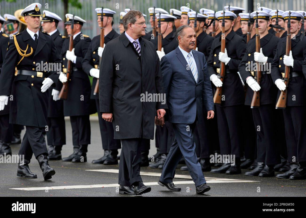 German Defence Minister Franz Josef Jung, left, welcomes Pakistani ...