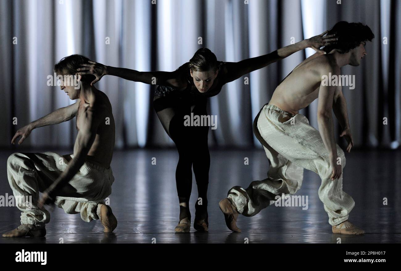 Ballett-Taenzer tanzen am Mittwochabend, 29. April 2009, auf der Buehne ...