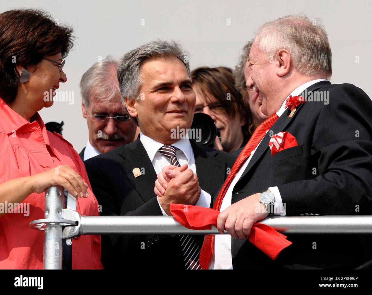 Wiens Buergermeister Michael Haeupl, rechts, begruesst am Freitag, 1 ...