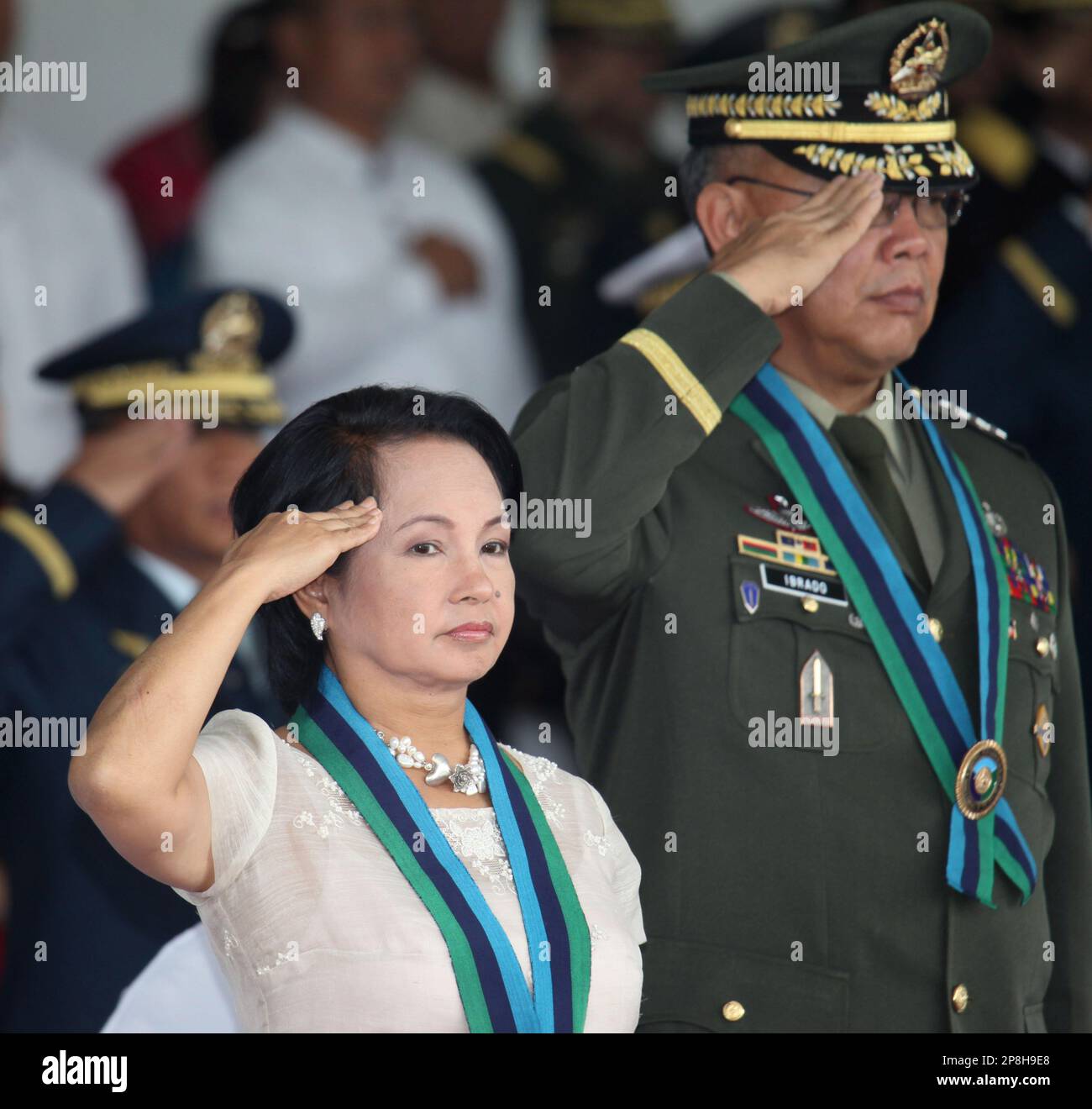 Philippine President Gloria Macapagal Arroyo, left, and new Armed ...