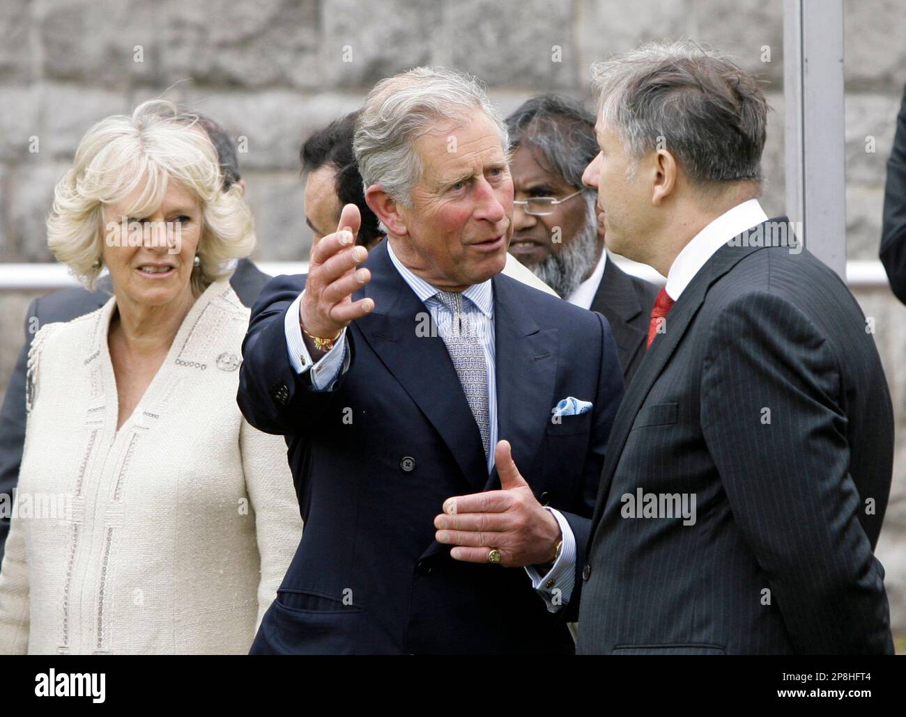 Der britische Thronfolger Prinz Charles, Mitte, und seine Frau Camilla ...