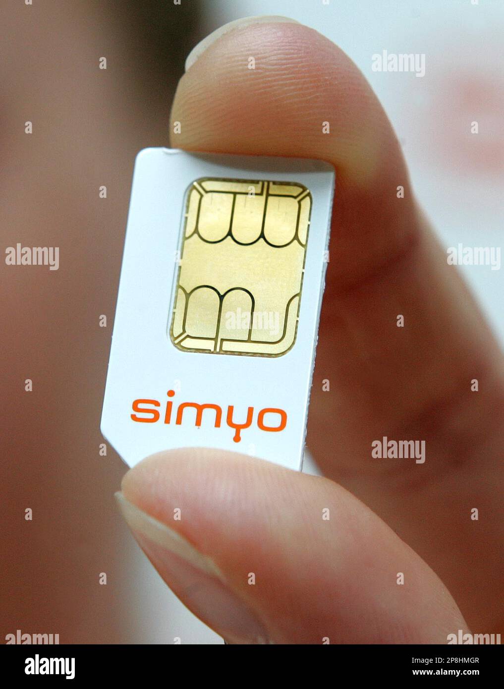 ARCHIV - Eine Frau haelt am 30. Mai 2005 eine SIM-Karte des Mobilfunk ...