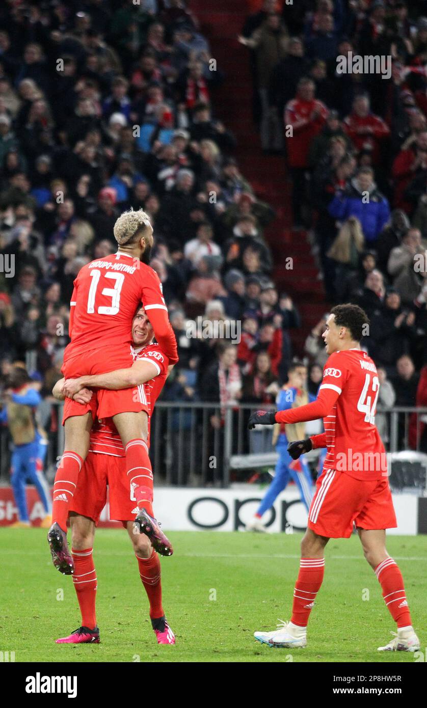 Torjubel von leon goretzka und 13 eric maxim choupo motin -Fotos und ...