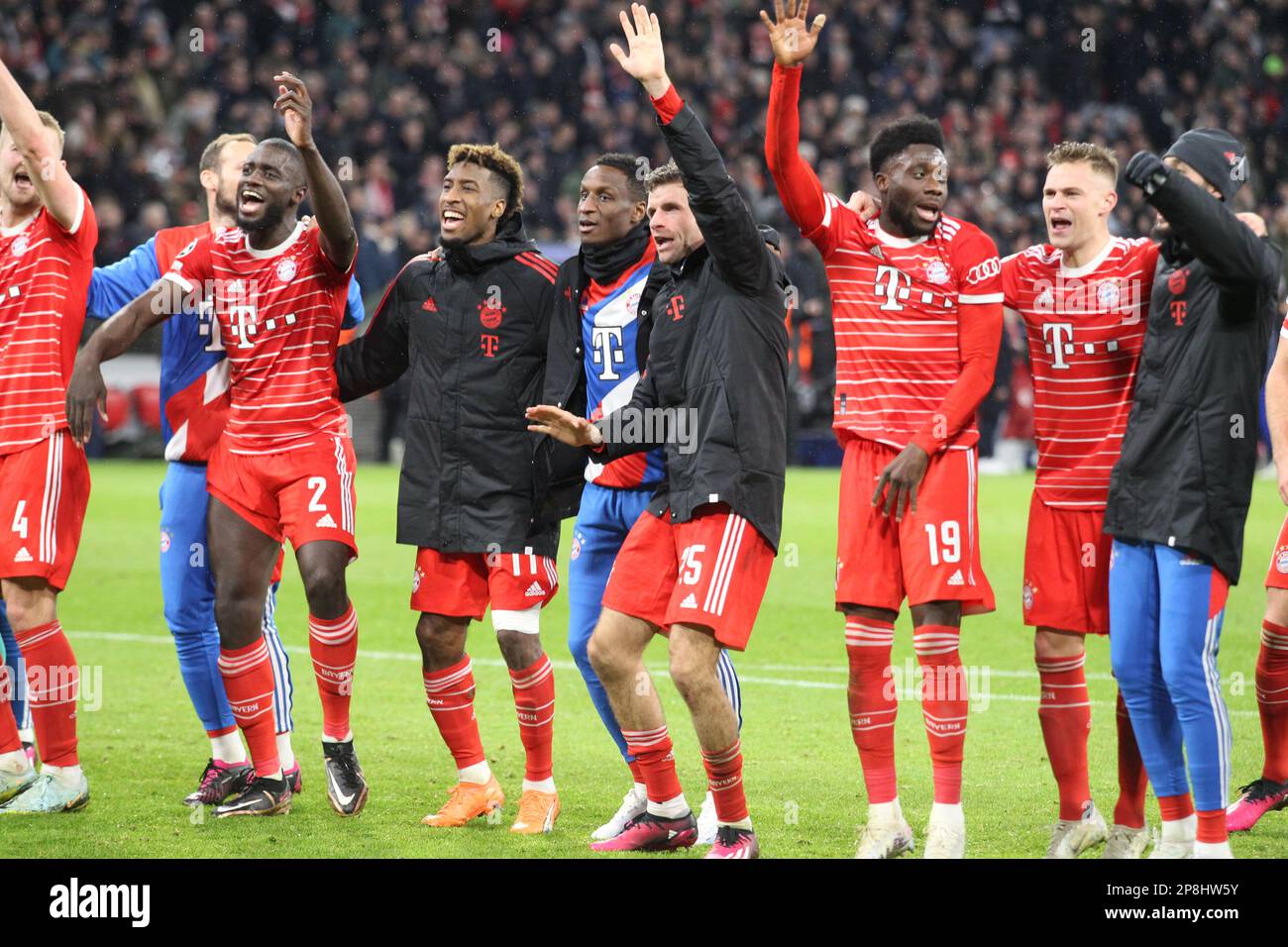 München, Deutschland 08. März 2023: FC Bayern Spieler feiern ihren Sieg ...