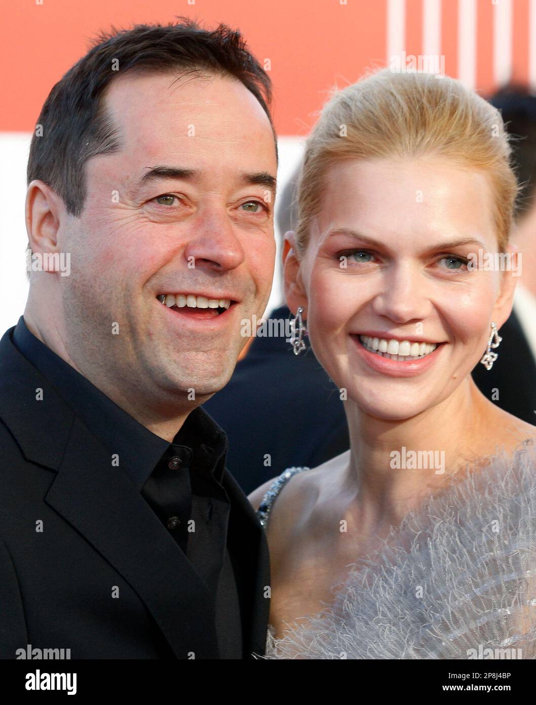 Die Schauspieler Jan Josef Liefers, links, und seine Ehefrau Anna Loos ...