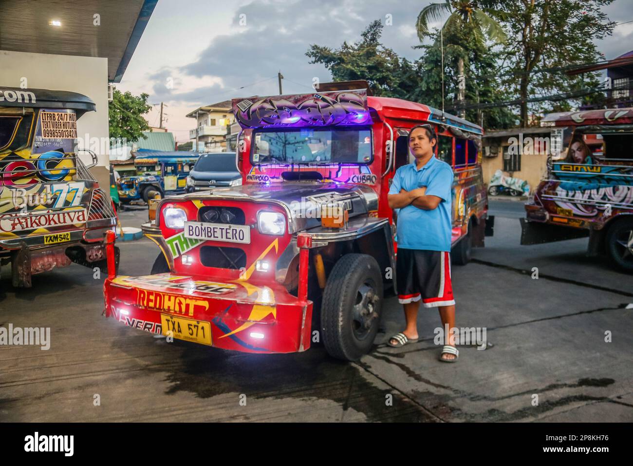 Mark steht neben seinem traditionellen Jeepney und posiert für die ...