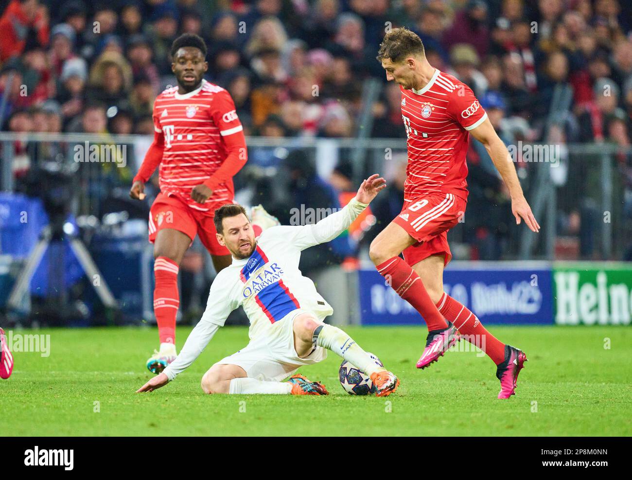 Leon GORETZKA, FCB 8 Alphonso DAVIES, FCB 19 kämpfen um den Ball ...