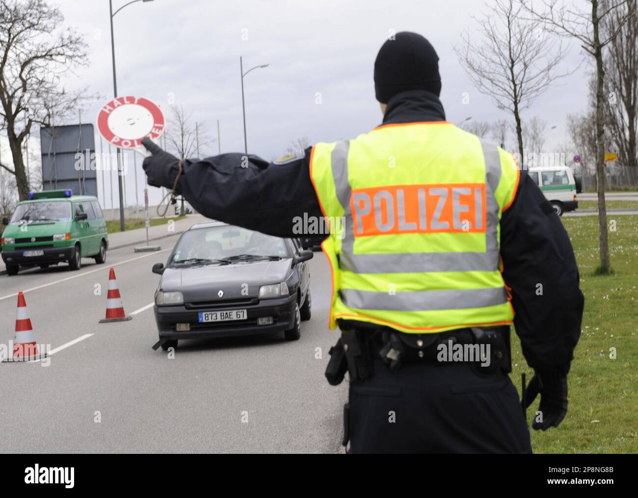 Deutsche Polizisten kontrollieren am Freitag, 27. Maerz 2009 ...