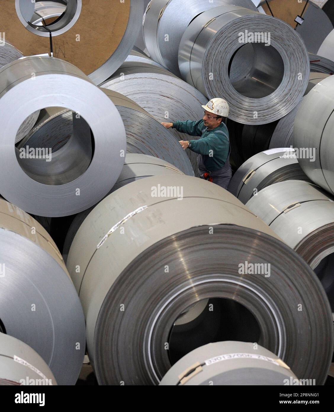 ** ARCHIV ** Ein Stahlarbeiter der Salzgitter AG steht am 10. Dezember ...