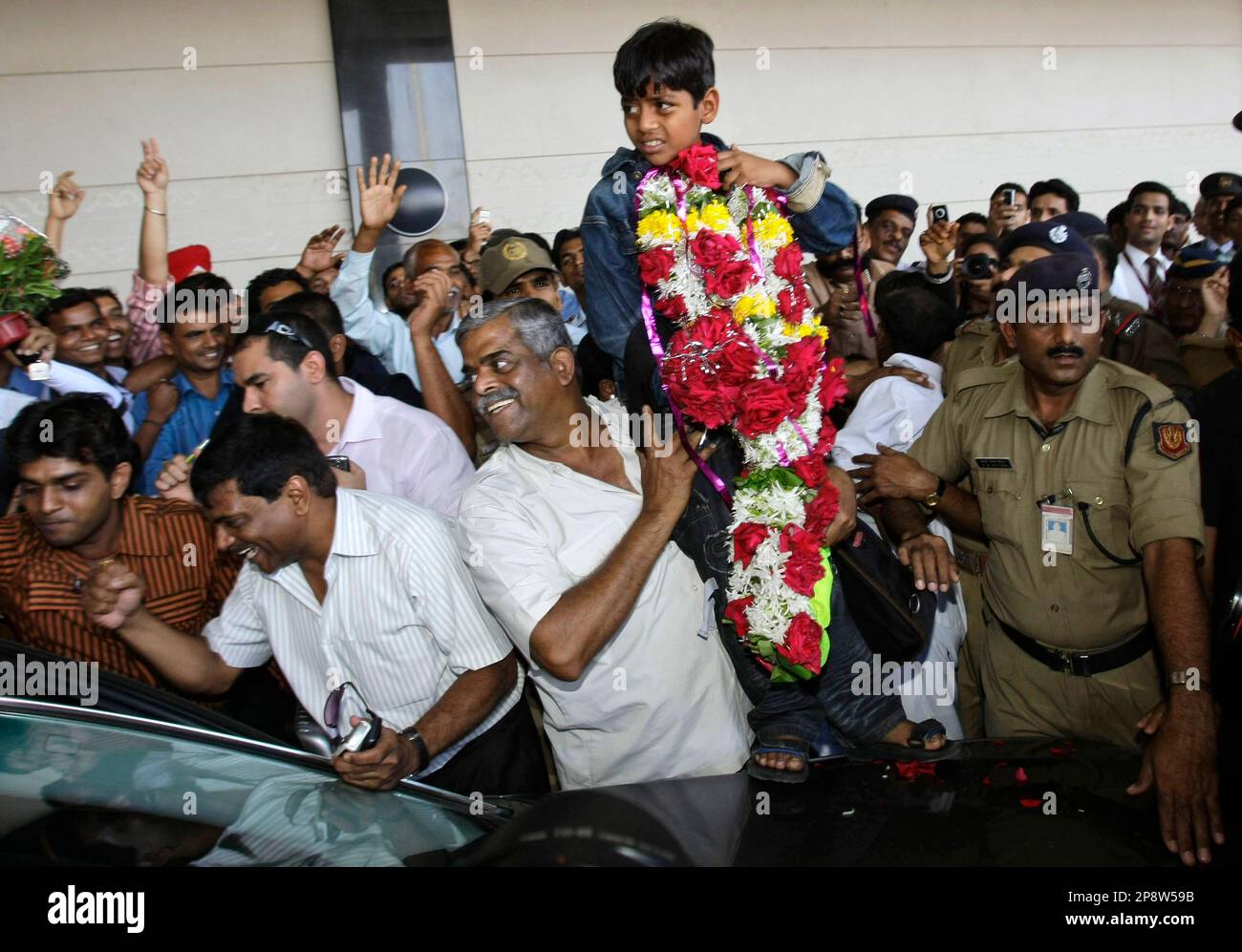 "Slumdog Millionaire" child actor Azharuddin Mohammed Ismail, center ...