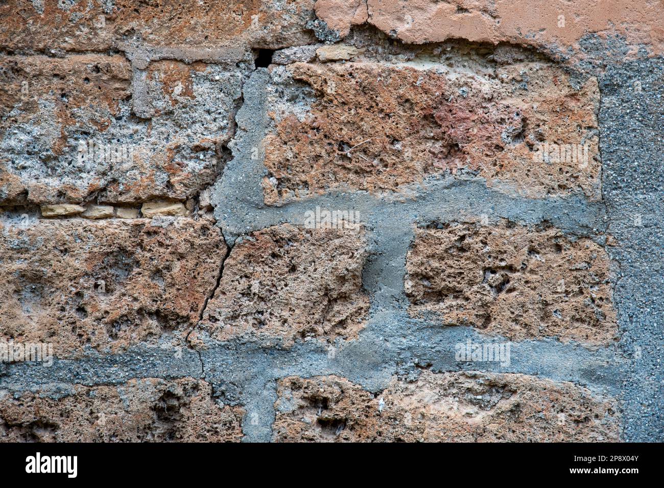 Detalle de un antiguo muro mittelalterliches hecho con piedras, ladrillos y otros materiales ...
