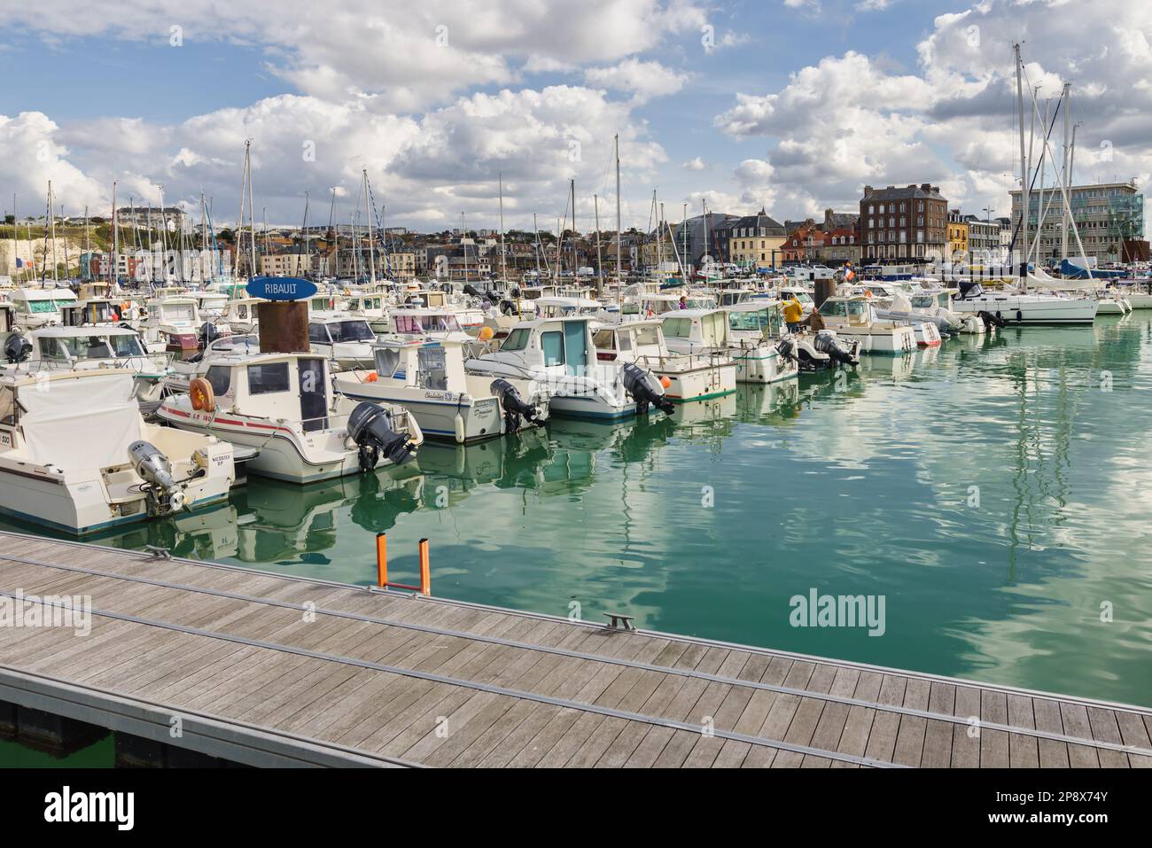 Dieppe, Frankreich - 29. September 2022: Blick auf den Hafen von Dieppe ... Dieppe, Frankreich - 29. September 2022: Blick auf den Hafen von Dieppe ...