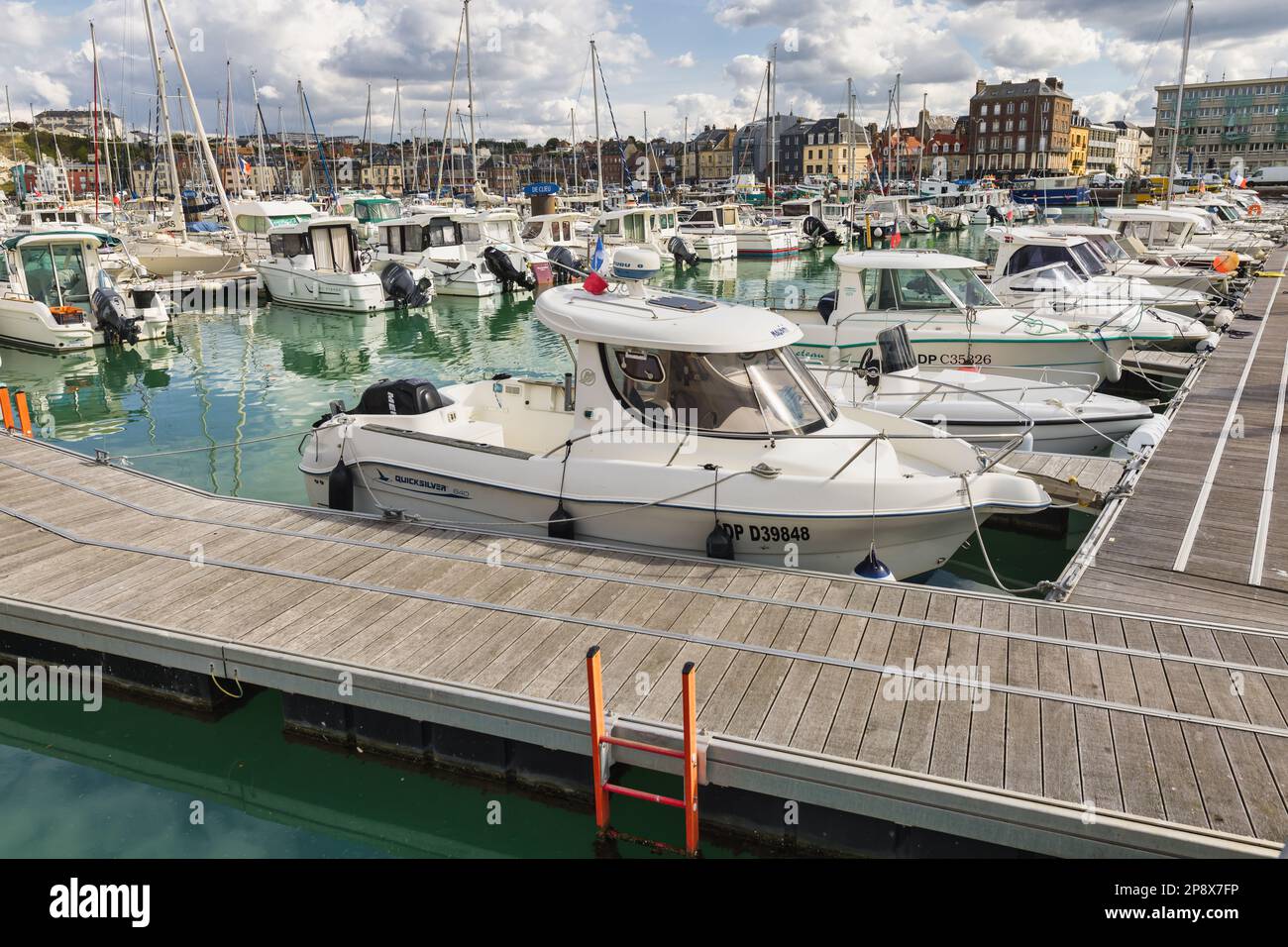 Dieppe, Frankreich - 29. September 2022: Blick auf den Hafen von Dieppe ... Dieppe, Frankreich - 29. September 2022: Blick auf den Hafen von Dieppe ...