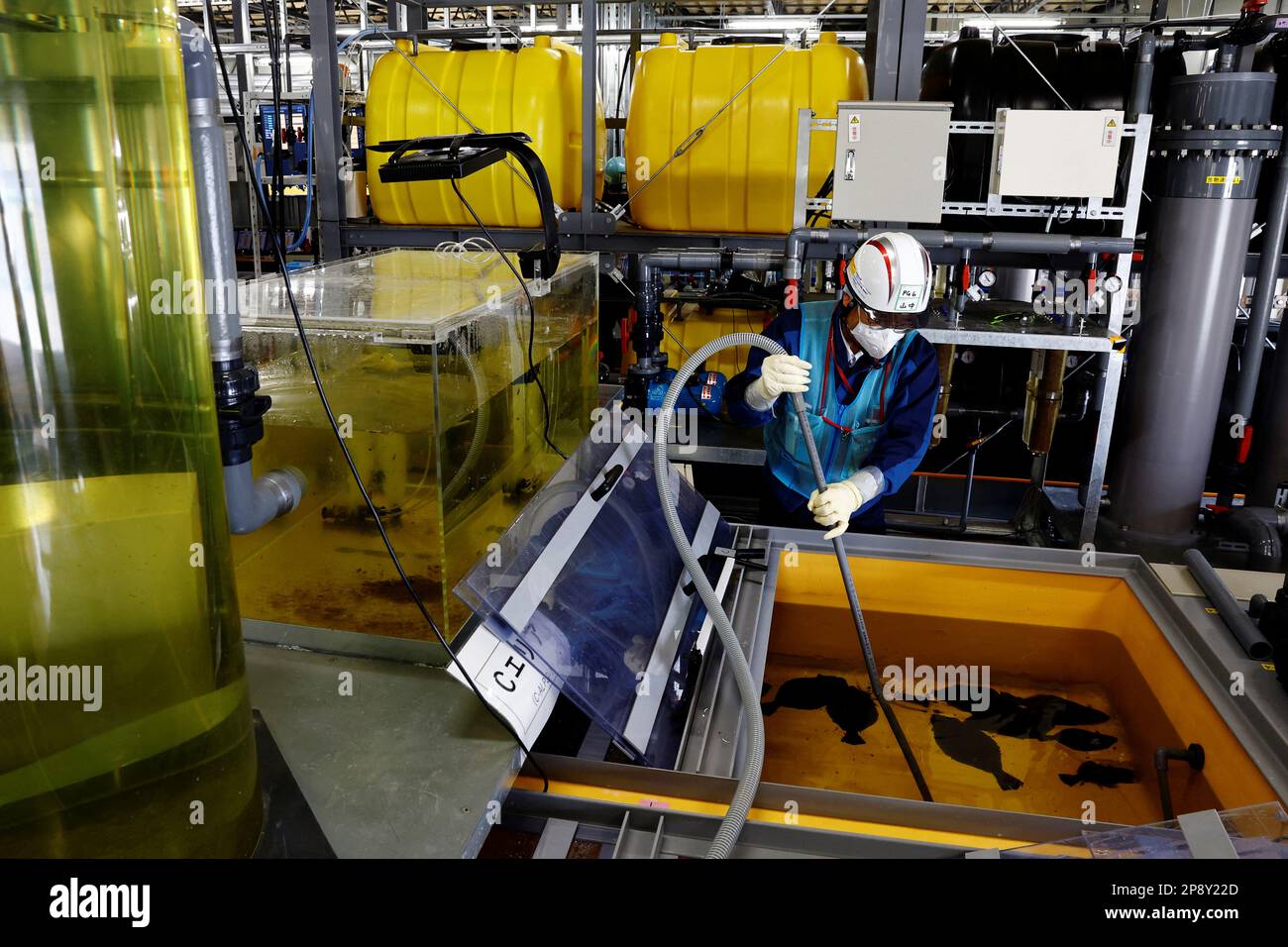 Ein Mitarbeiter der Tokyo Electric Power Company (TEPCO) reinigt einen ...