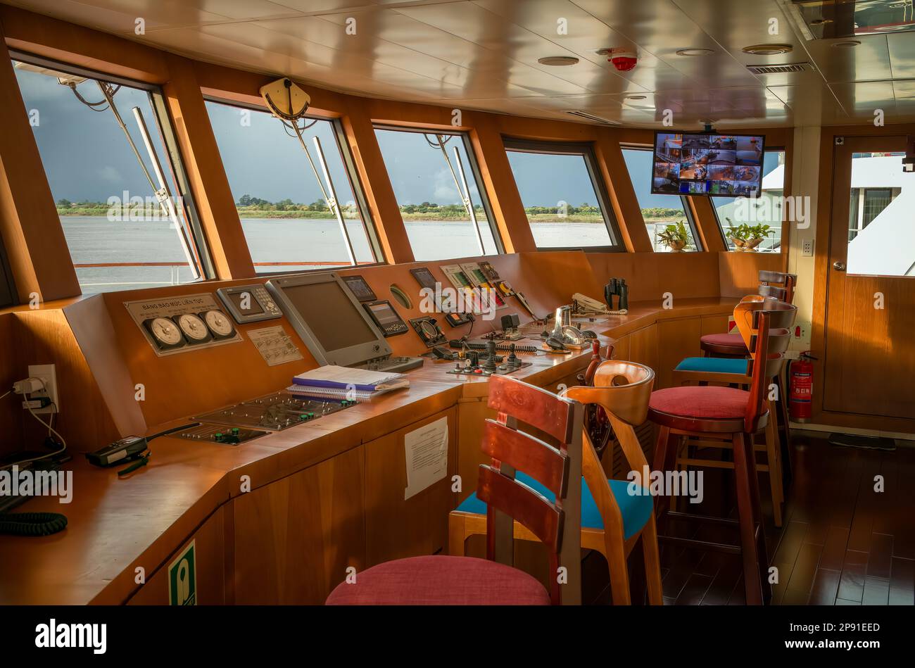 Die Brücke des Flussschiffes „Victoria Mekong“. Das Schiff bietet 3 ...