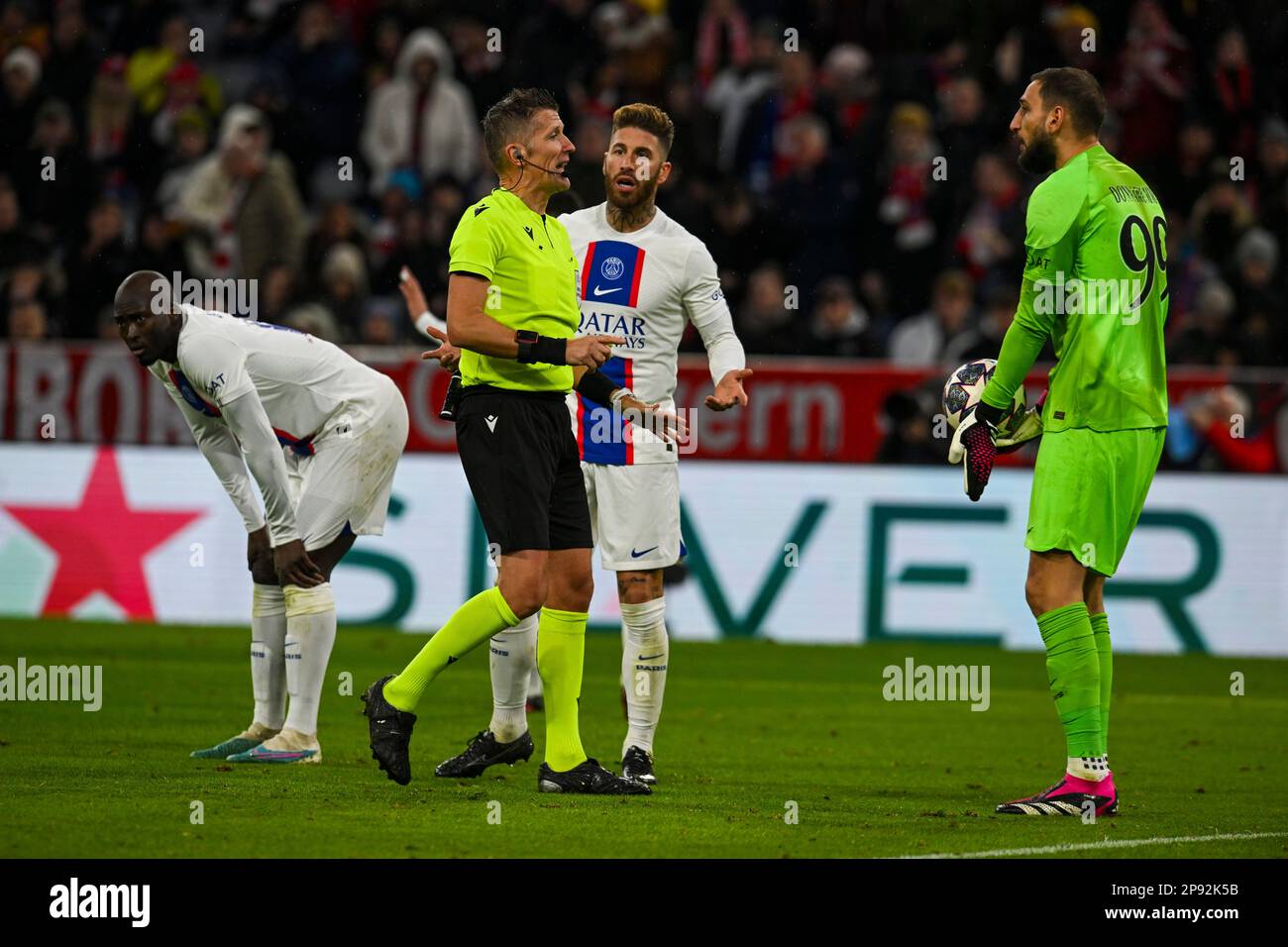 München, 8. März 2023, Referee Daniele Orsato, #4 Sergio Ramos PSG, #99 GK Gianluigi Donnarumma ...